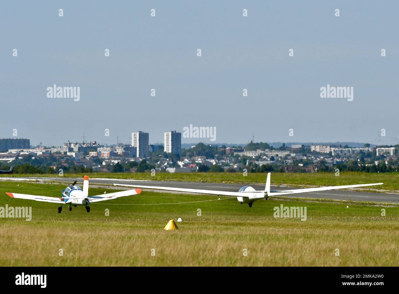 Un planeur Centrair SNC 34 C Alliance est en train de décoller remorqué ...