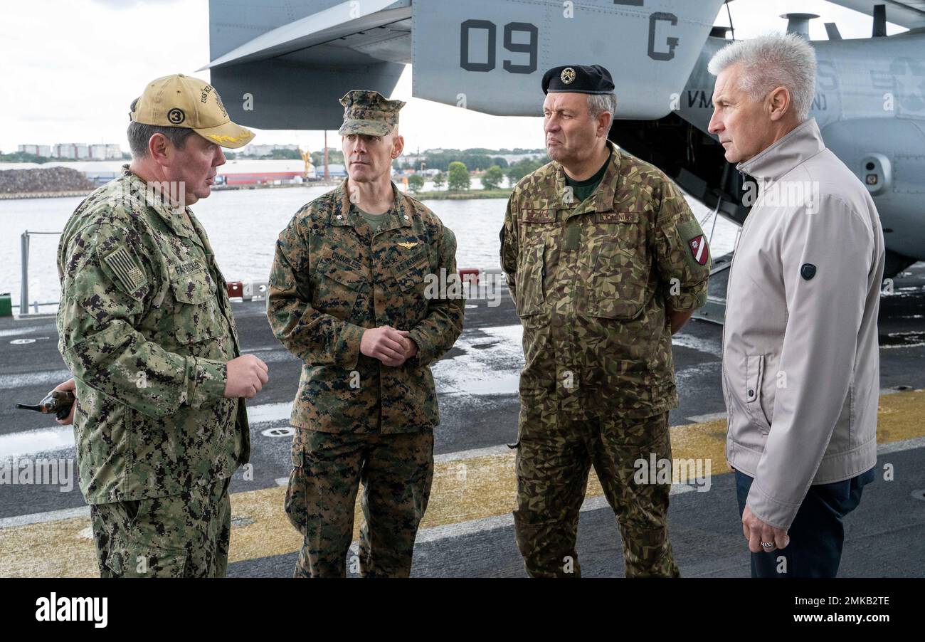 220907-N-EJ843-1290 RIGA, Lettonie (sept 7, 2022) de gauche à droite, le capitaine de la marine ...