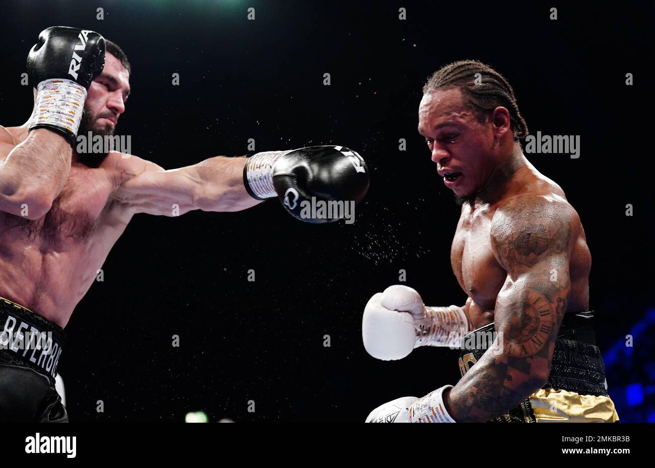 Artur Beterbiev (à gauche) et Anthony Yarde lors de leur concours WBC, IBF et WBO de poids ...