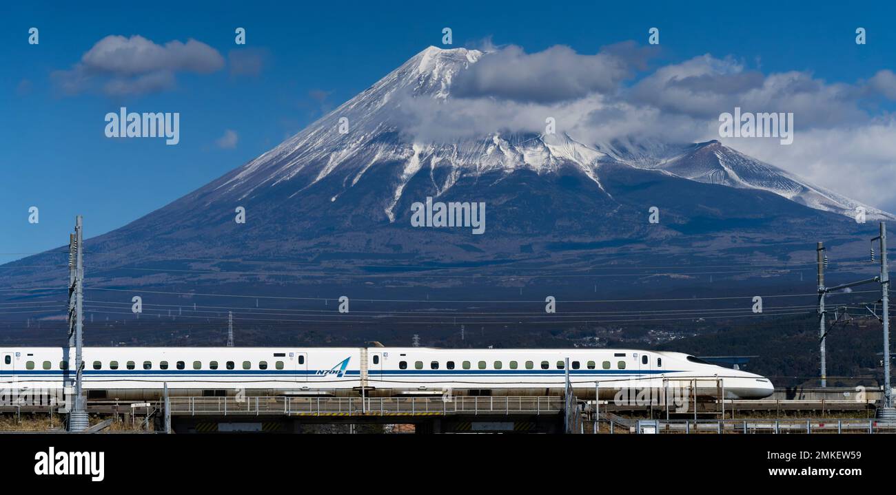 Un train JR Central N700 sur la ligne Shinkansen de Tokaido passe devant le Mont Fuji dans la ...