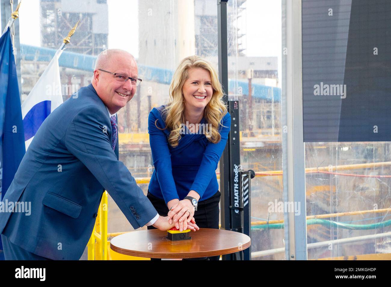 Keith Taylor and Jan Swartz pose for photos as Princess Cruises ...