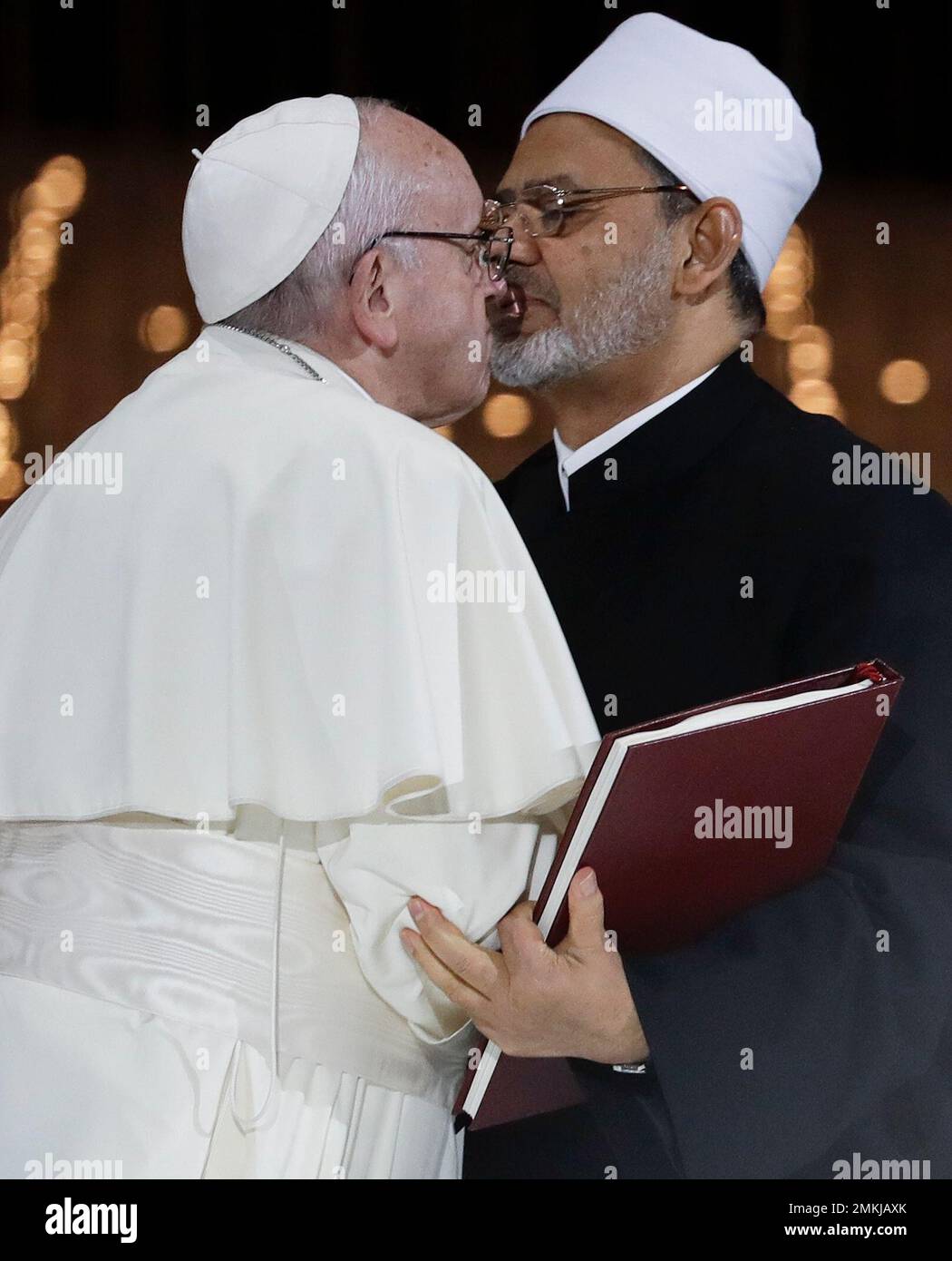 Pope Francis hugs Sheikh Ahmed el-Tayeb, the grand imam of Egypt's Al ...