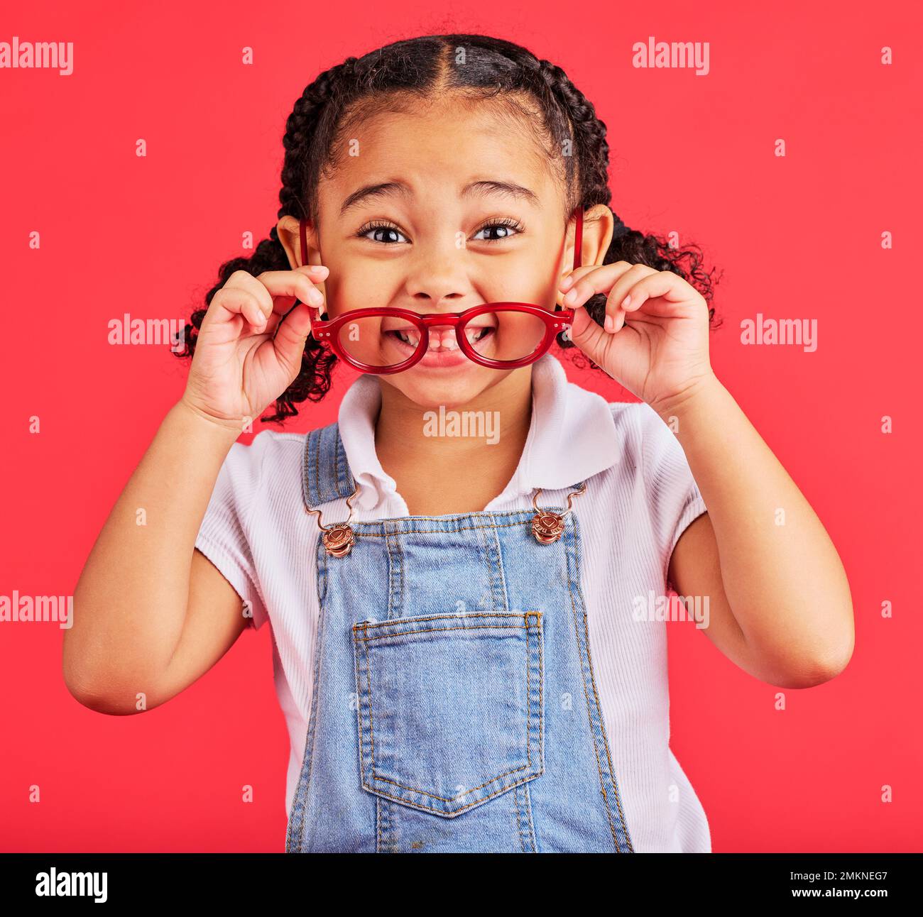 Yeux, lunettes dans les mains et portrait de l'enfant avec un sourire ...