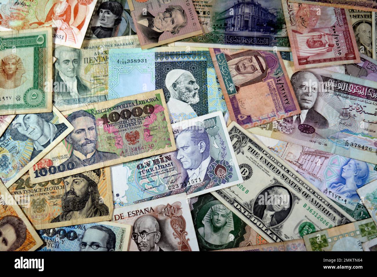 divers vieux billets en espèces de différents pays du monde, pile de ...