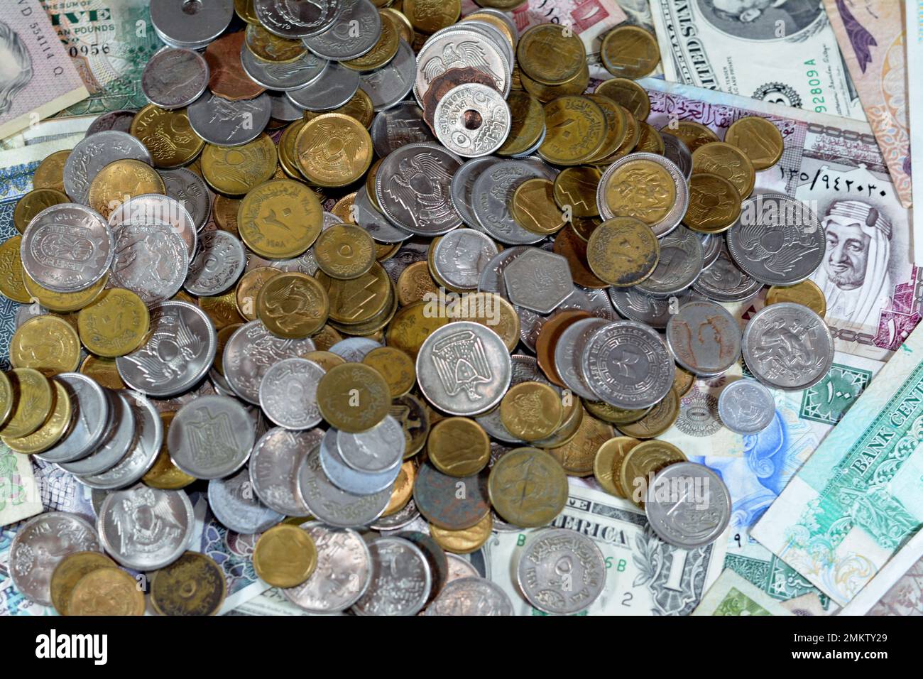 Pièces égyptiennes anciennes sur divers billets d'argent comptant ...