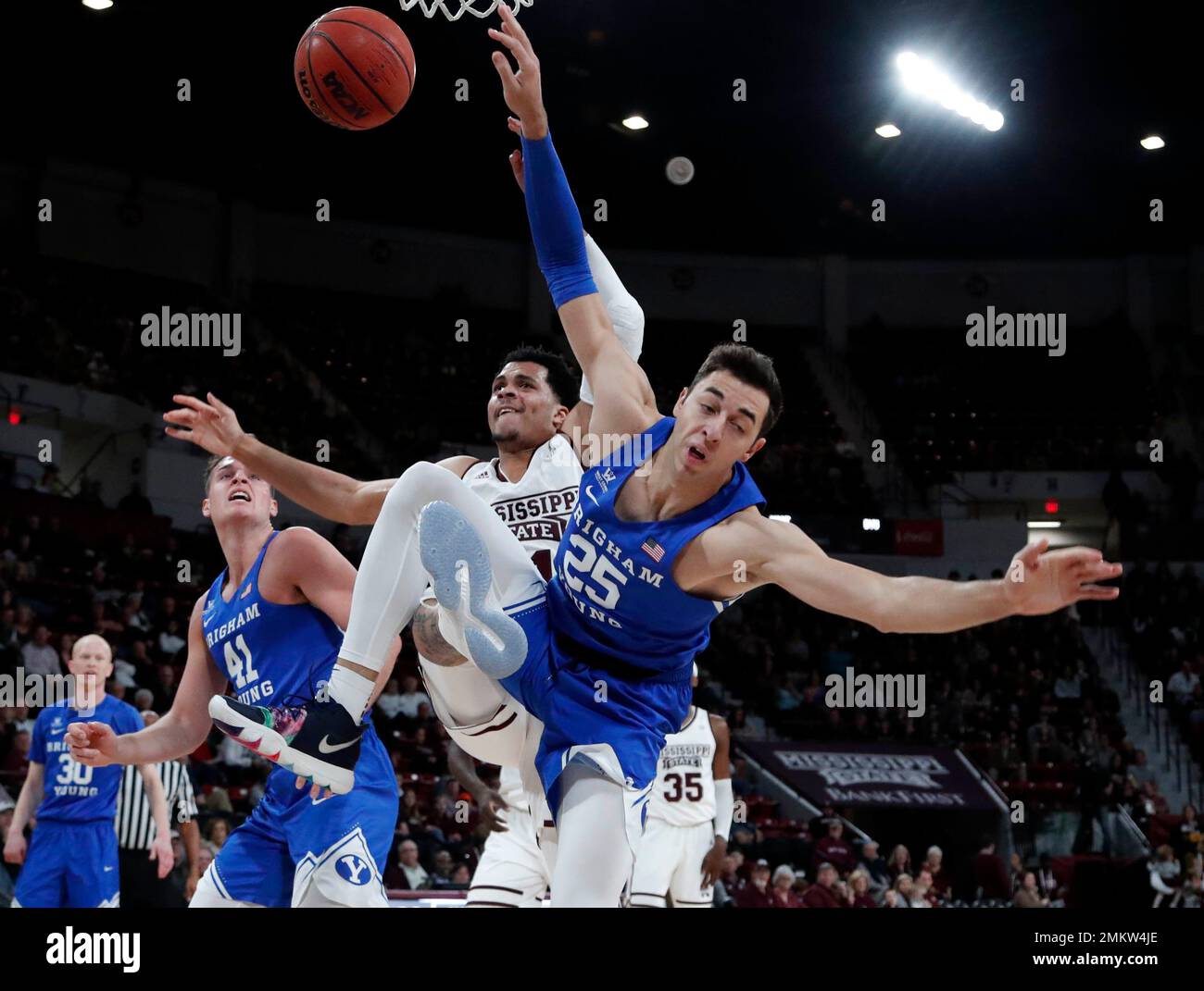 Mississippi State guard Quinndary Weatherspoon, center, and Brigham ...