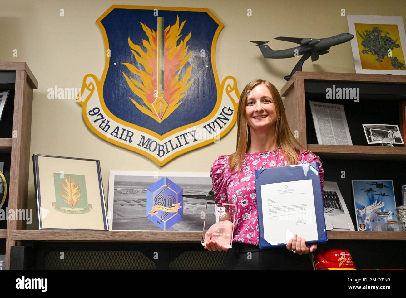 Melissa Sims, historienne de la 97th Air Mobility Wing, pose une photo ...