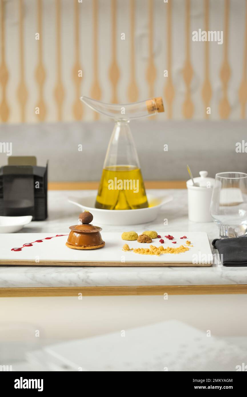 Petit dessert caramélisé servi sur un plateau sur une table en marbre ...