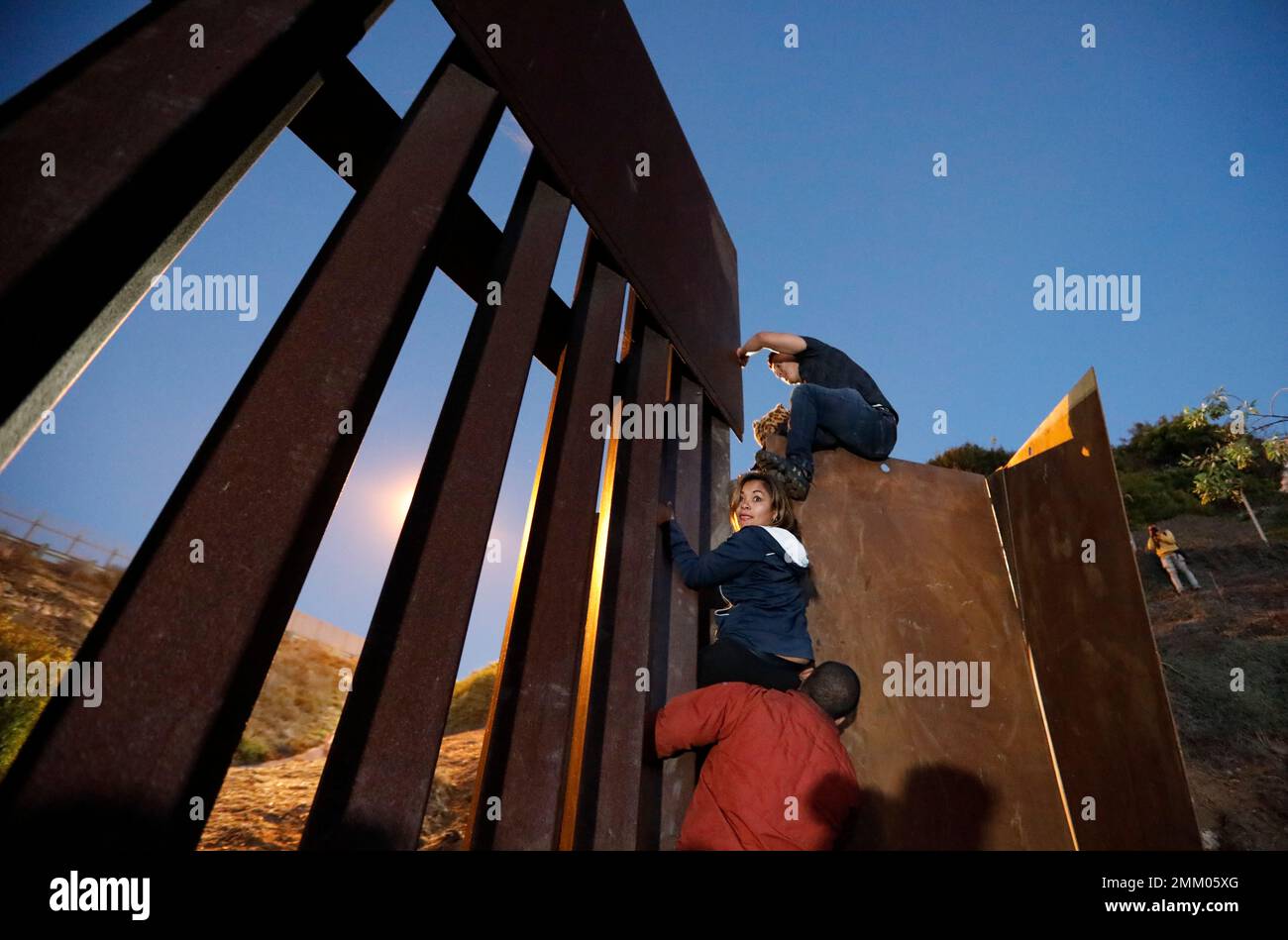 Central American migrants planning to surrender to U.S. border patrol ...