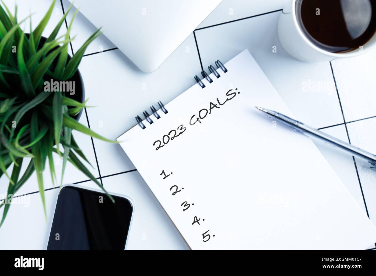 Vue de dessus liste des objectifs 2023 avec carnet, tasse de café et ...