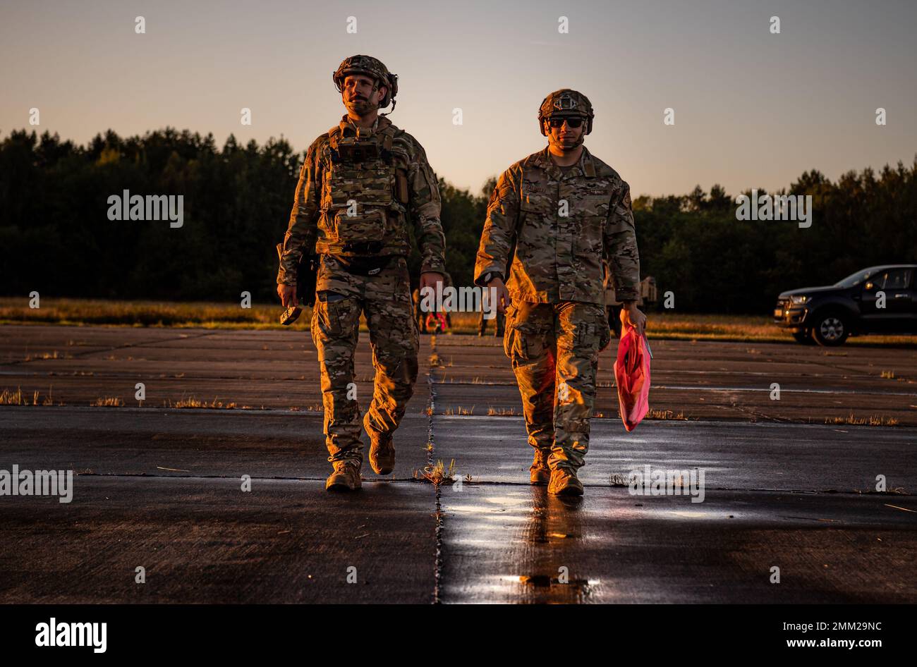 U.S. Air Force Tech. Sgt. Josh Griffith, à gauche, contrôleur de la ...