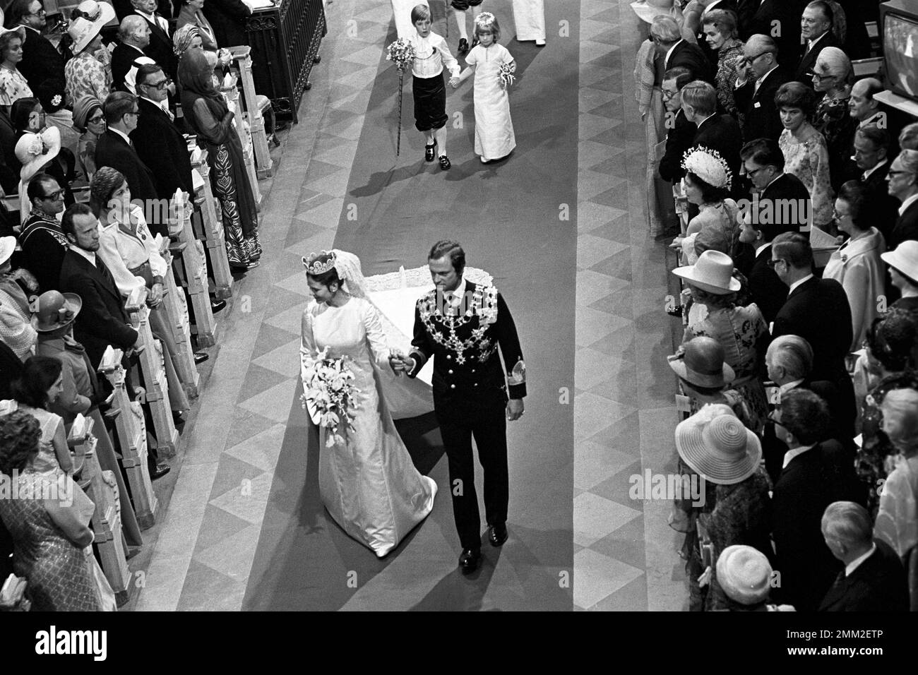 Vieil homme intronisé Banque d'images noir et blanc - Alamy