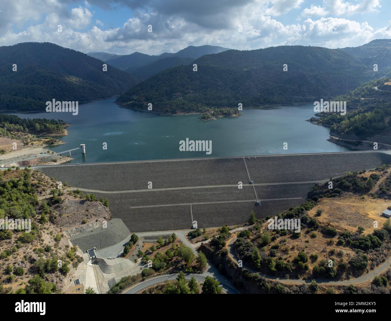 Vue aérienne sur le lac d'eau douce avec barrage d'irrigation et de ...