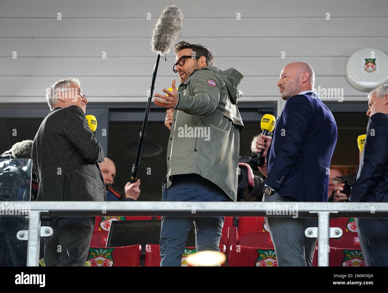 Ryan Reynolds, co-propriétaire de Wrexham (au centre), parle à Gary ...