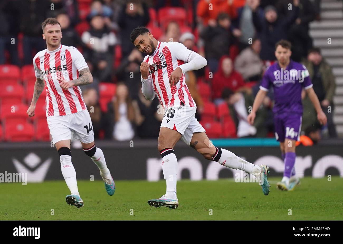 Josh Laurent, de stoke City, célèbre le deuxième but de son équipe lors ...