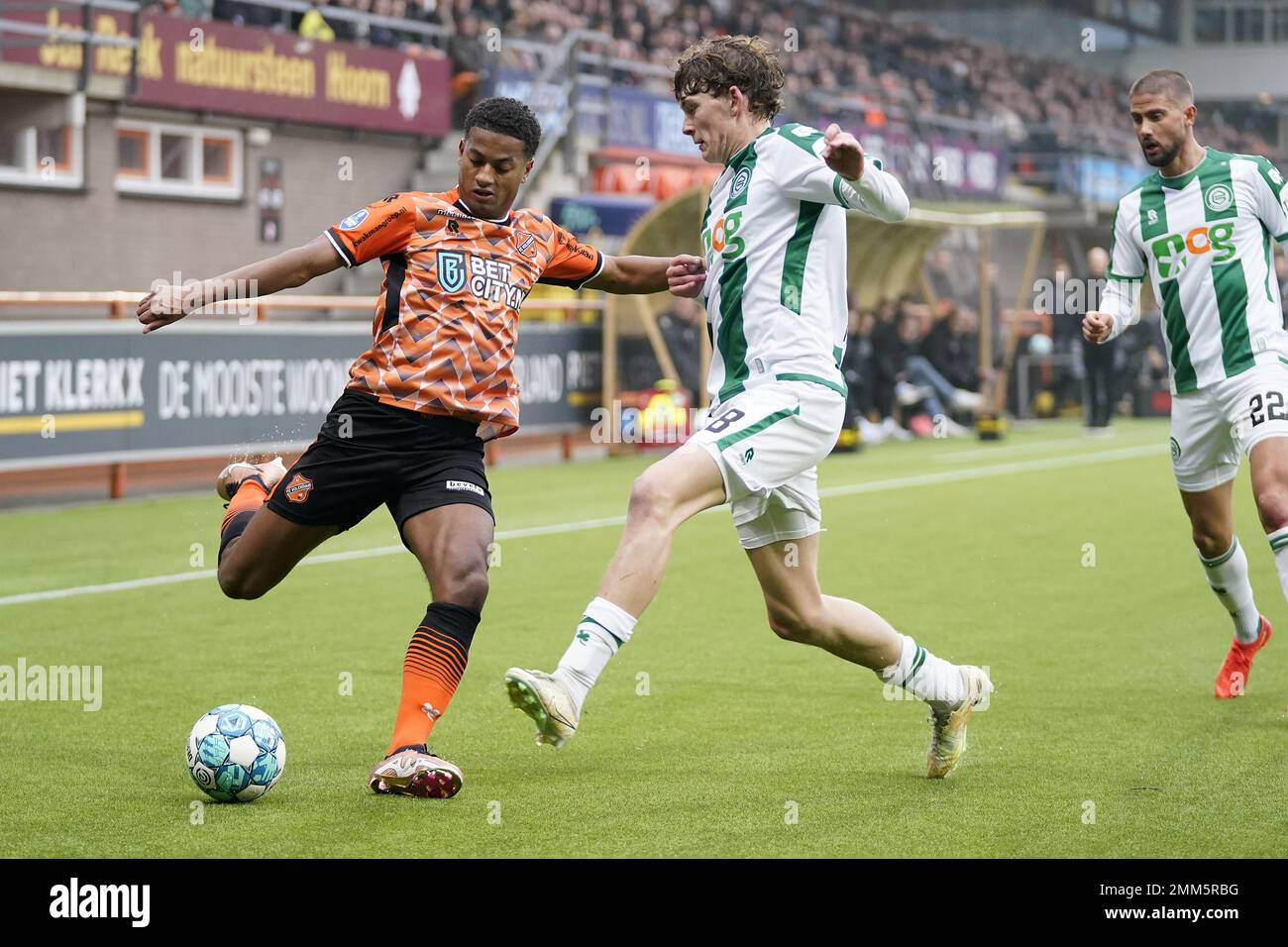 VOLENDAM - (l-r) Brian plat du FC Volendam, Isak Maatta du FC Groningen ...