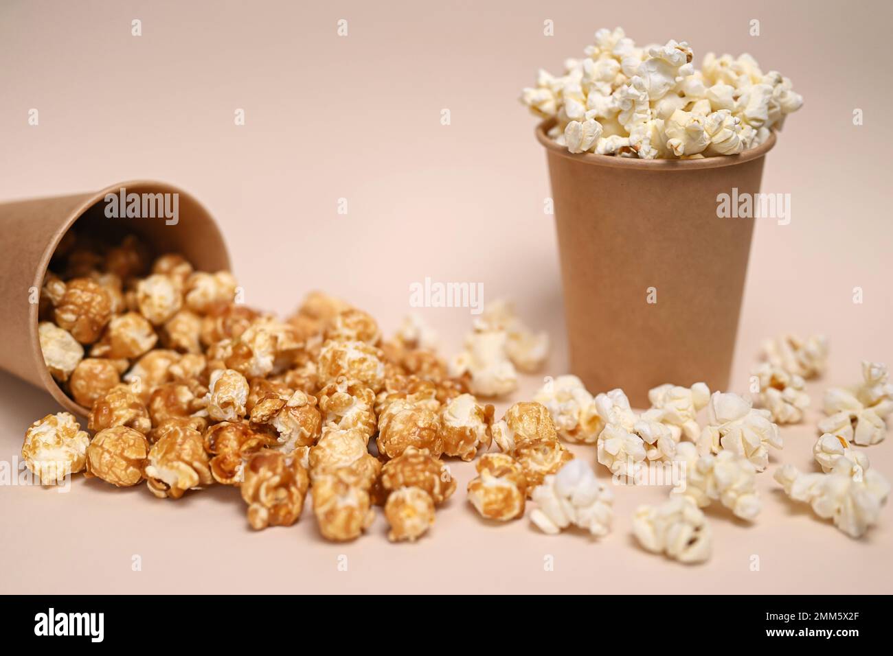 Deux types de pop-corn dans deux tasses en papier. Pop-corn salé et ...