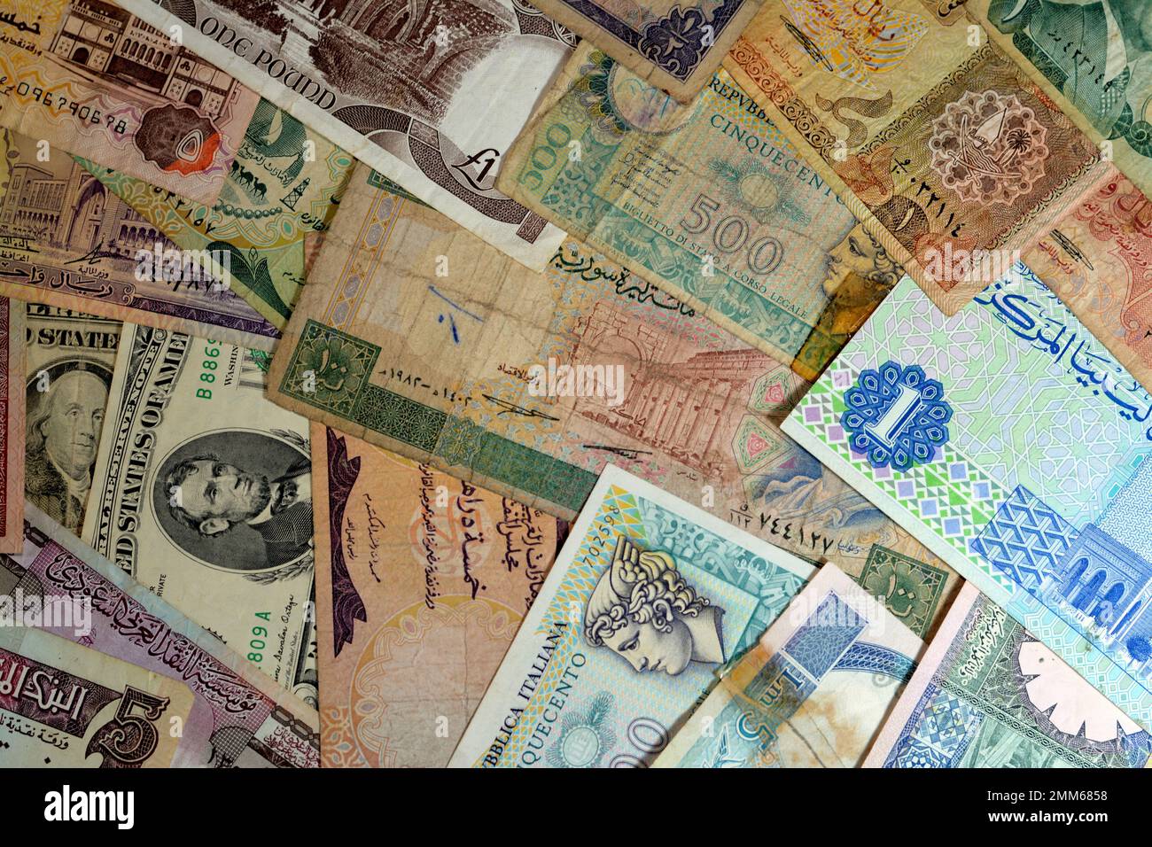 divers vieux billets en espèces de différents pays du monde, pile de ...