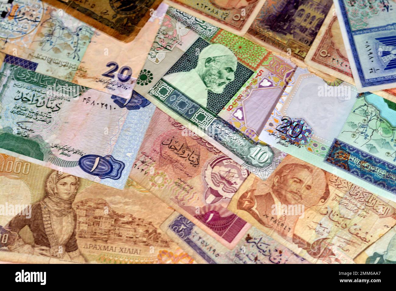 divers vieux billets en espèces de différents pays du monde, pile de ...