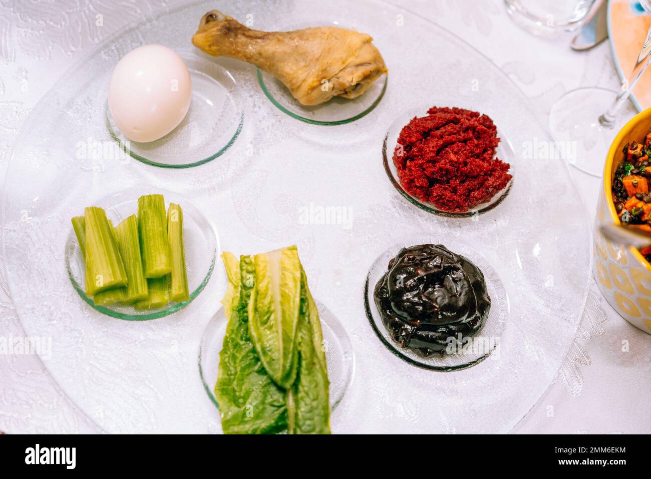 Assiette de séder traditionnelle de la Pâque avec repas symbolique pour ...
