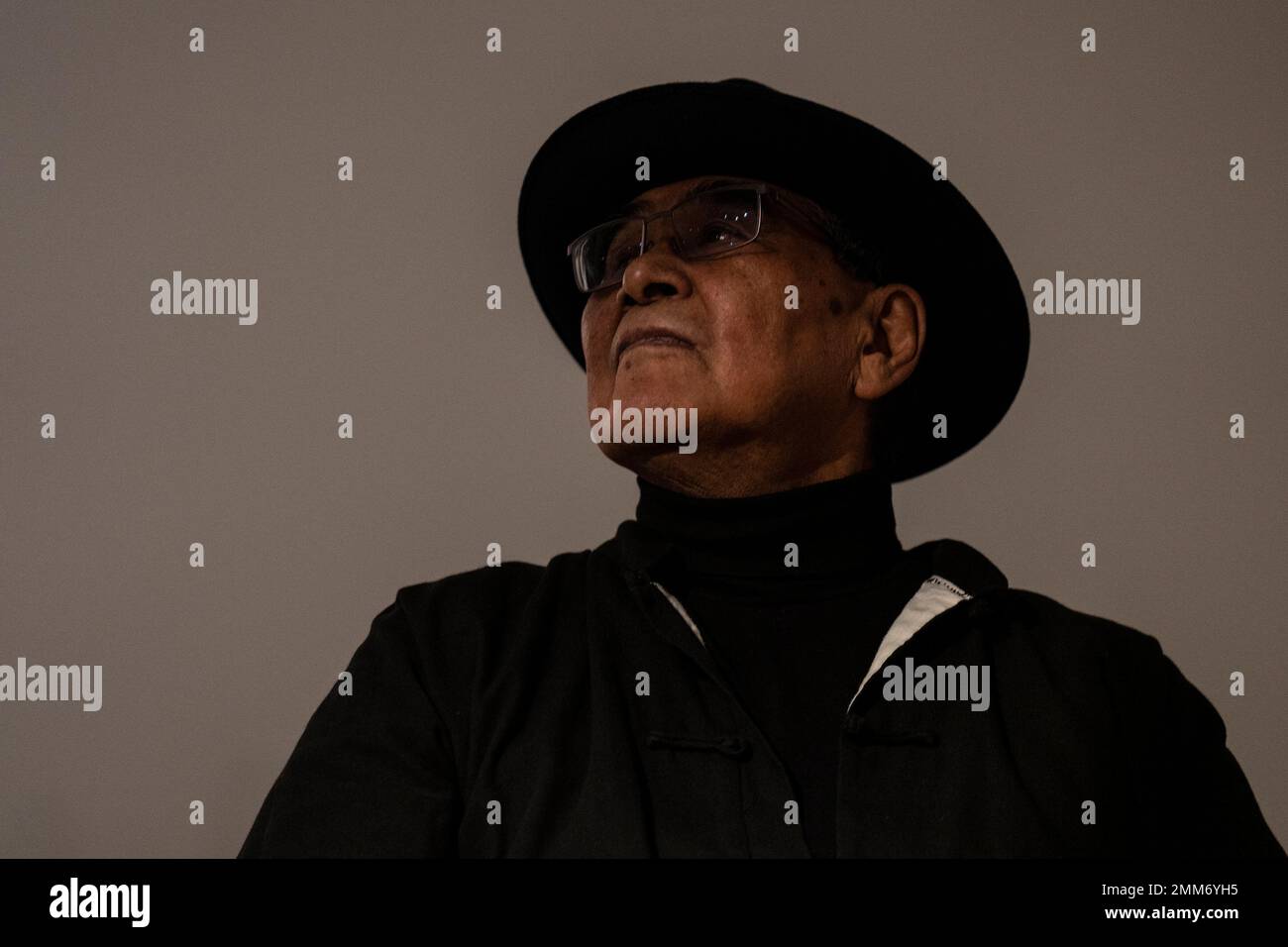 Le sculpteur inuvialuk David Ruben Piqtoukun est photographié au Musée ...