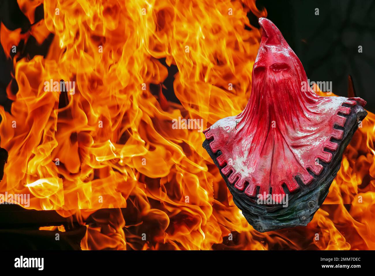 Le symbole d'un bourreau médiéval sur fond de houppes de feu orange ...