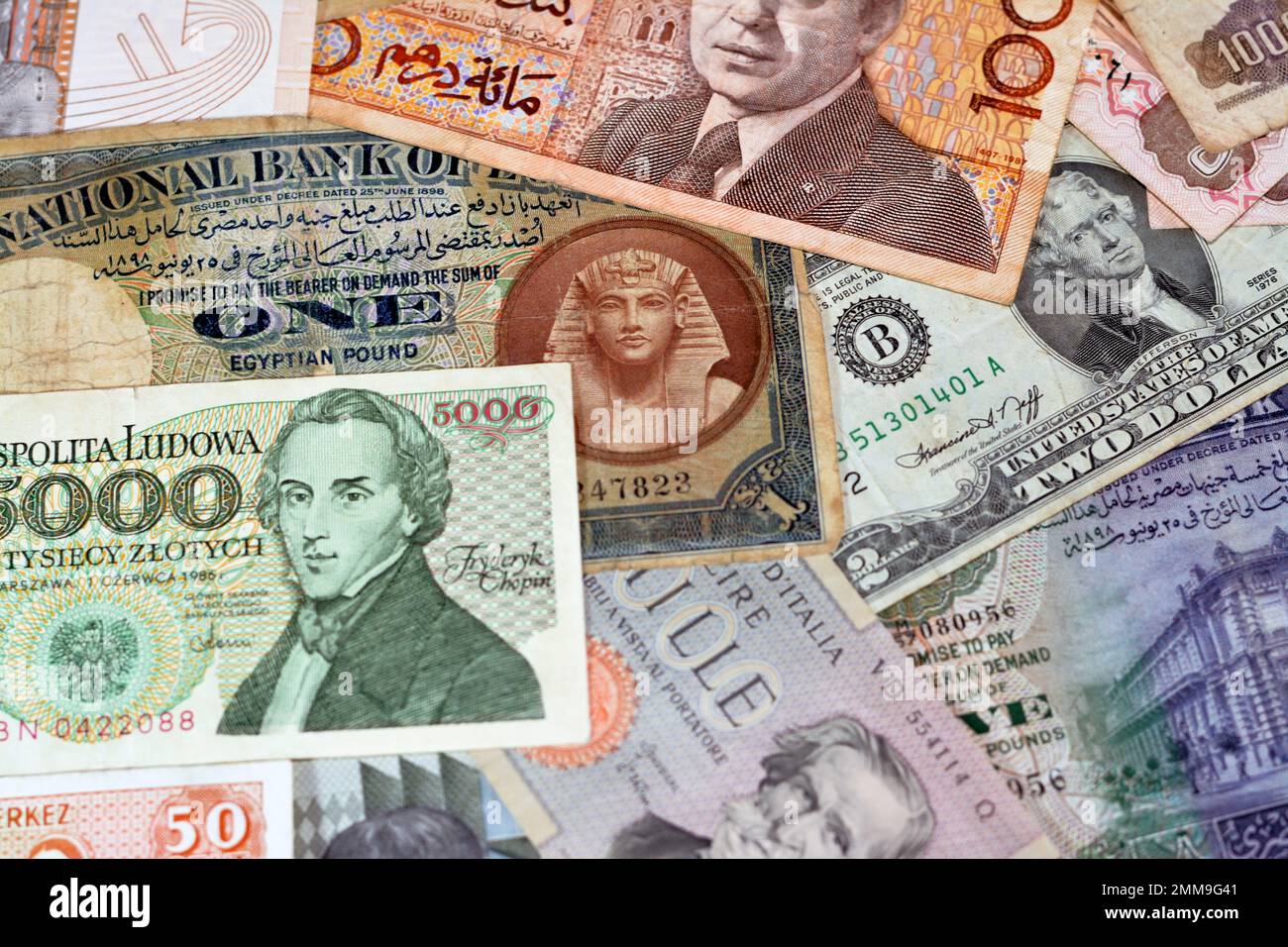 divers vieux billets en espèces de différents pays du monde, pile de ...