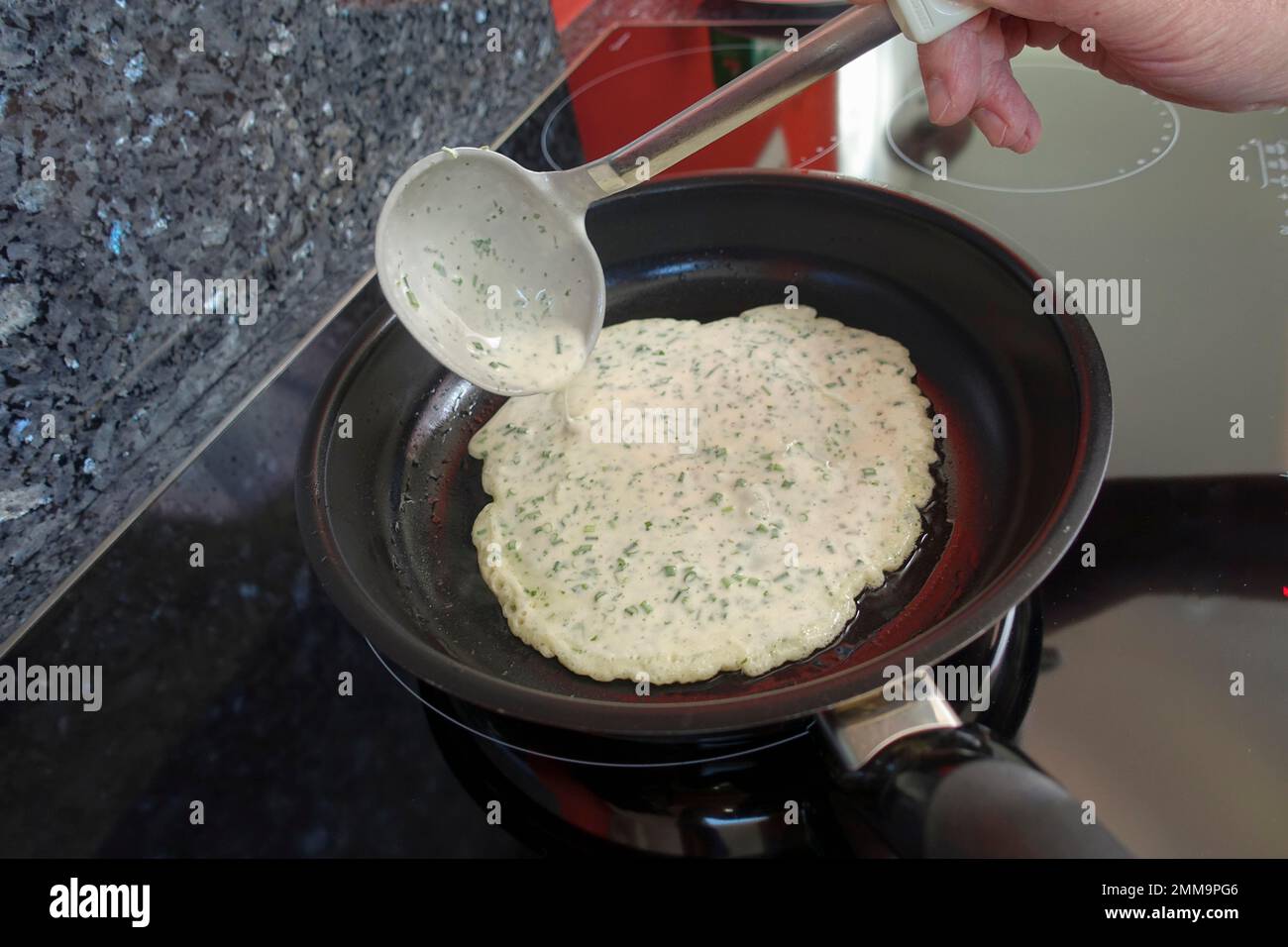 Cuisine souabe, préparation de flaedle aux herbes pour la soupe de ...