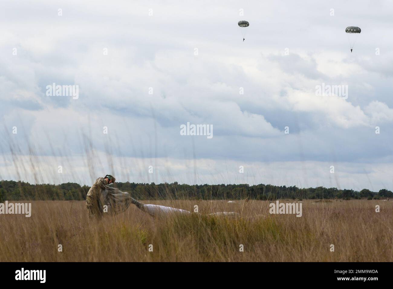 Un parachutiste emballe son tir après son atterrissage sur la zone de ...
