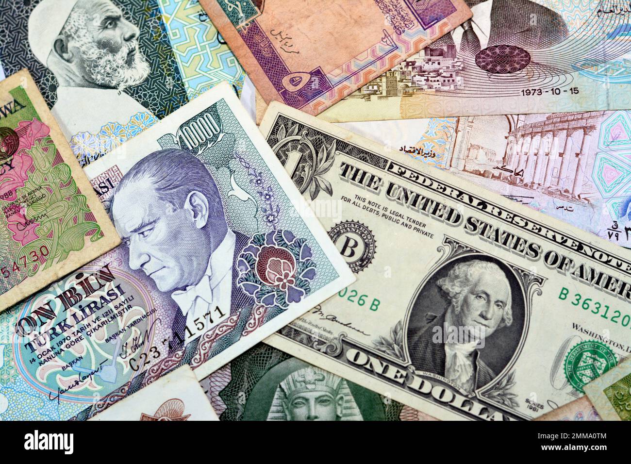 divers vieux billets en espèces de différents pays du monde, pile de ...