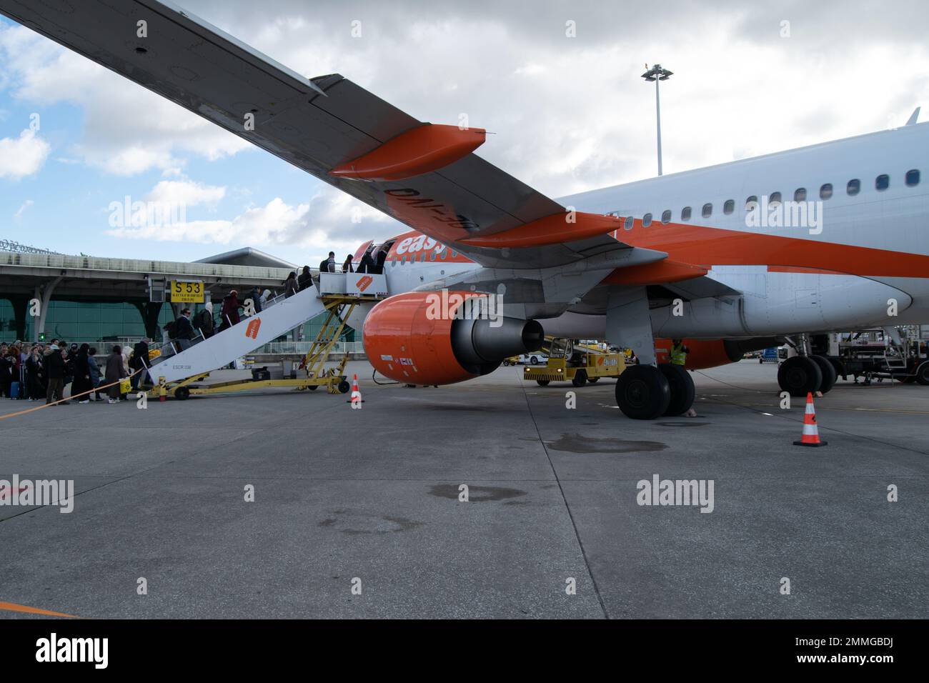 Voyager en avion avec les compagnies aériennes easyjet. Ailes d'avion ...