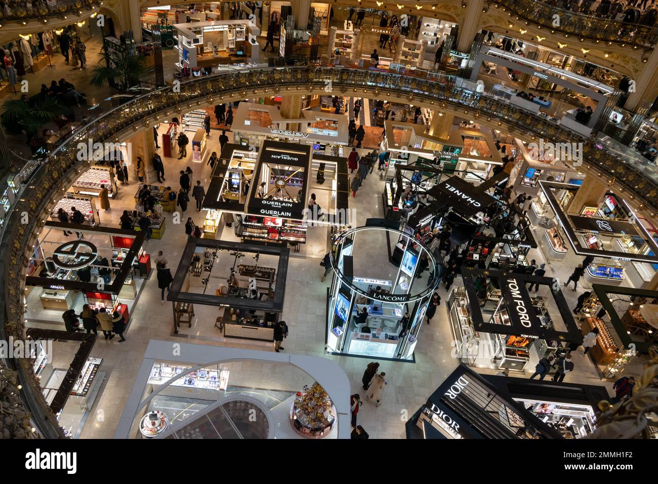Les Galeries Lafayette sont une chaîne de grands magasins français haut ...