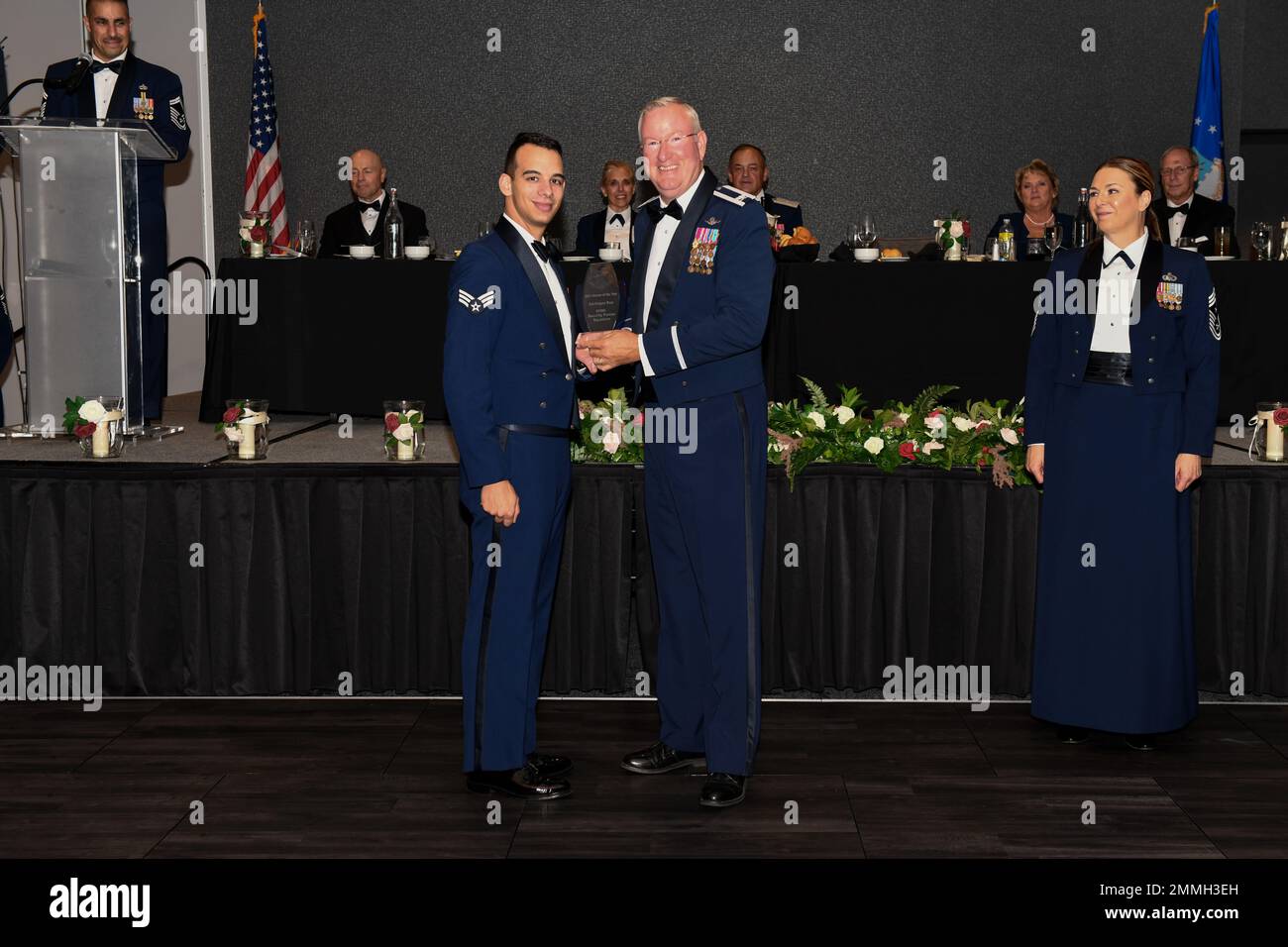 Le premier Airman Gregory Bass, défenseur de l'escadron 910th des ...
