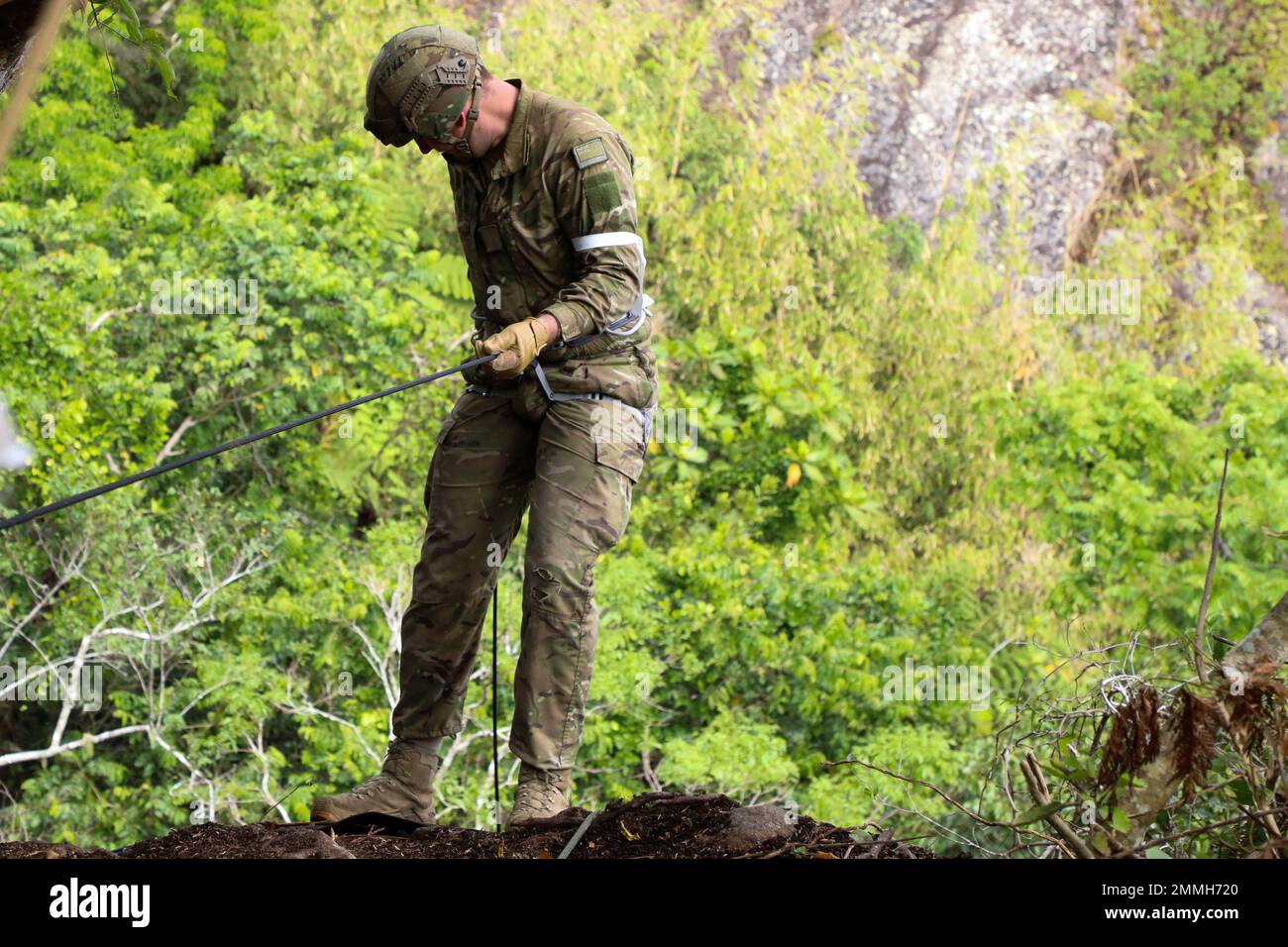 Un soldat néo-zélandais vérifie son parcours de descente avant de ...