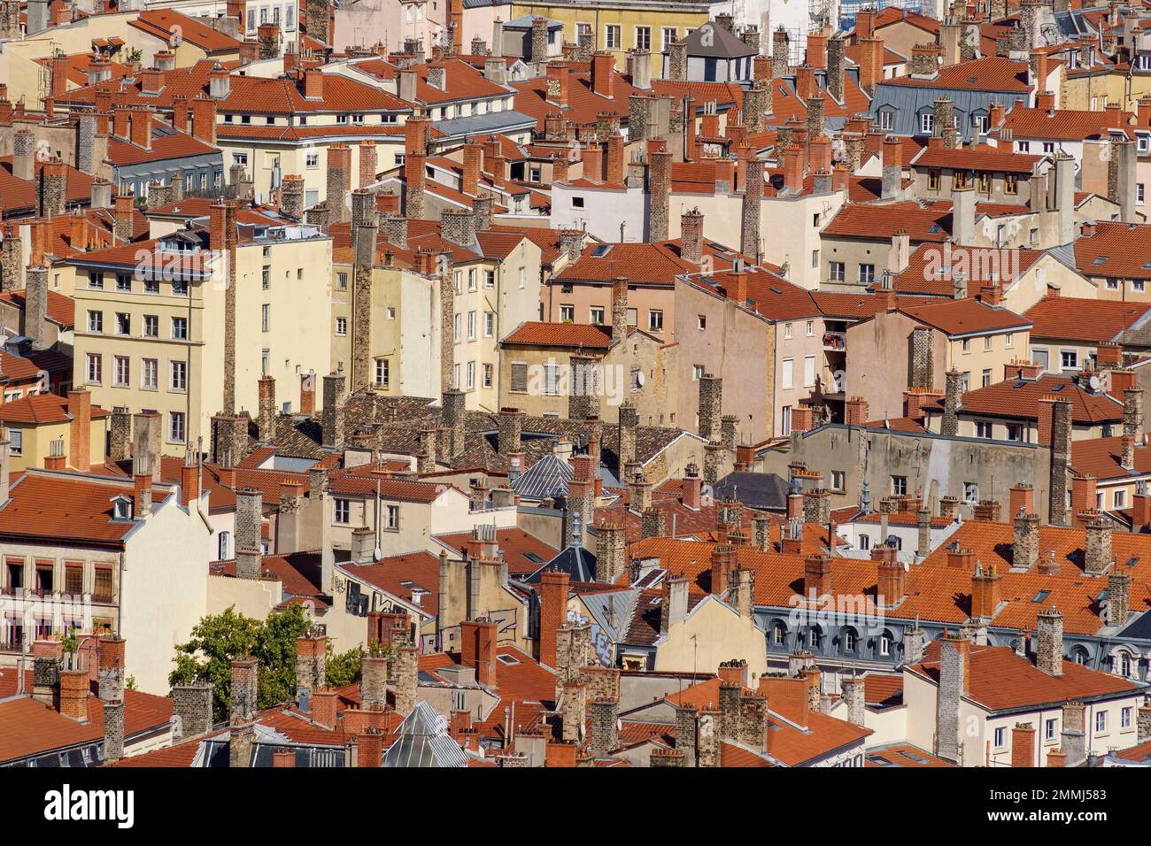 Paysage urbain de toits en terre cuite et cheminées en briques dans la ...