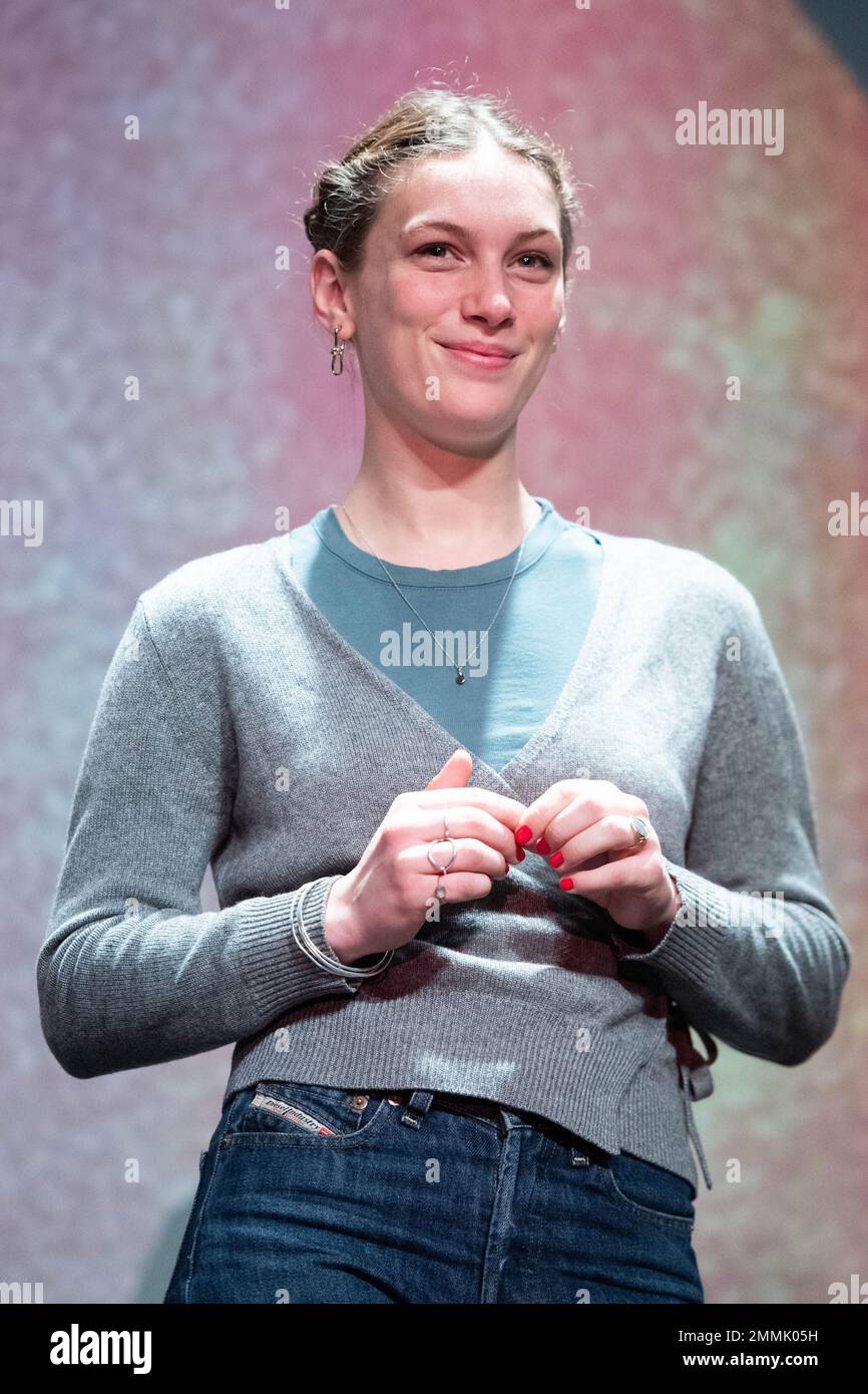 Lou Lampros participe à la cérémonie de clôture du Festival ...