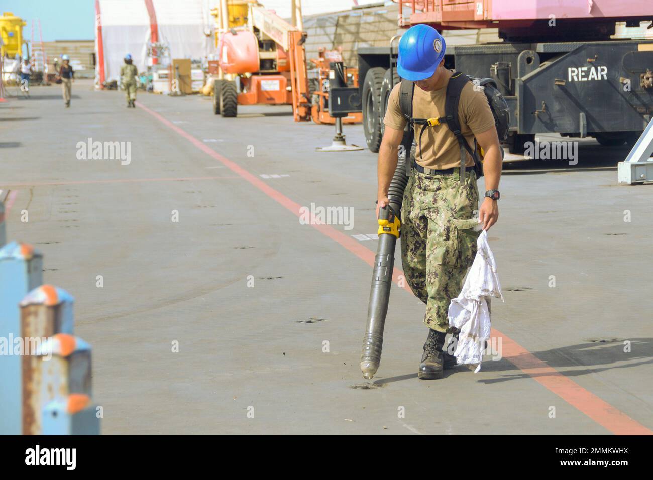 US Navy Aviation Boatswain’s Mate (en charge) Airman Jarrod Perry, de ...