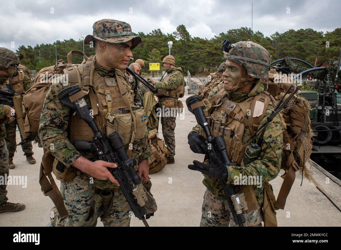 CPL Marines des États-Unis Allen Rodriguez et Cpl. Micheal Marino-Diaz ...
