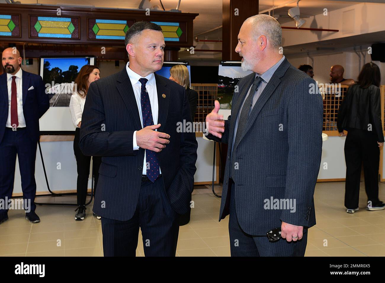 À gauche, Tommy R. Mize, Directeur, Direction du commandement de la ...