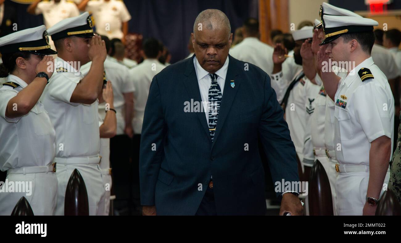 NEWPORT, R.I. (Sept 22, 2022) retraité de la Marine américaine arrière ...