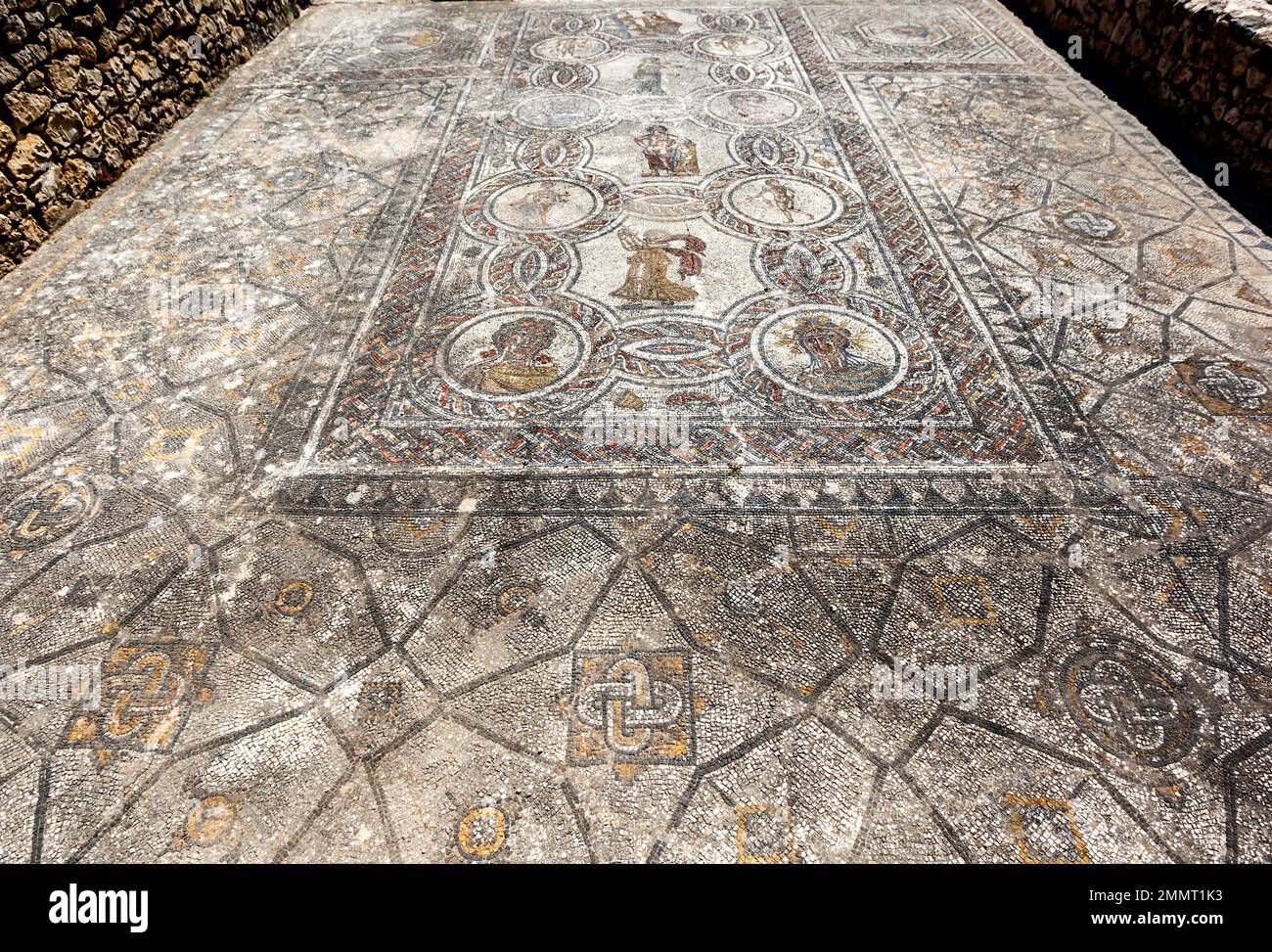 Mosaïque des quatre saisons à la Maison de Dionysos à Volubilis au ...