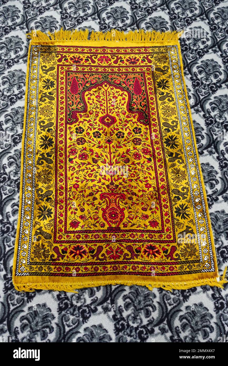 La prière est exécutée sur le tapis de prière mis en place dans le ...