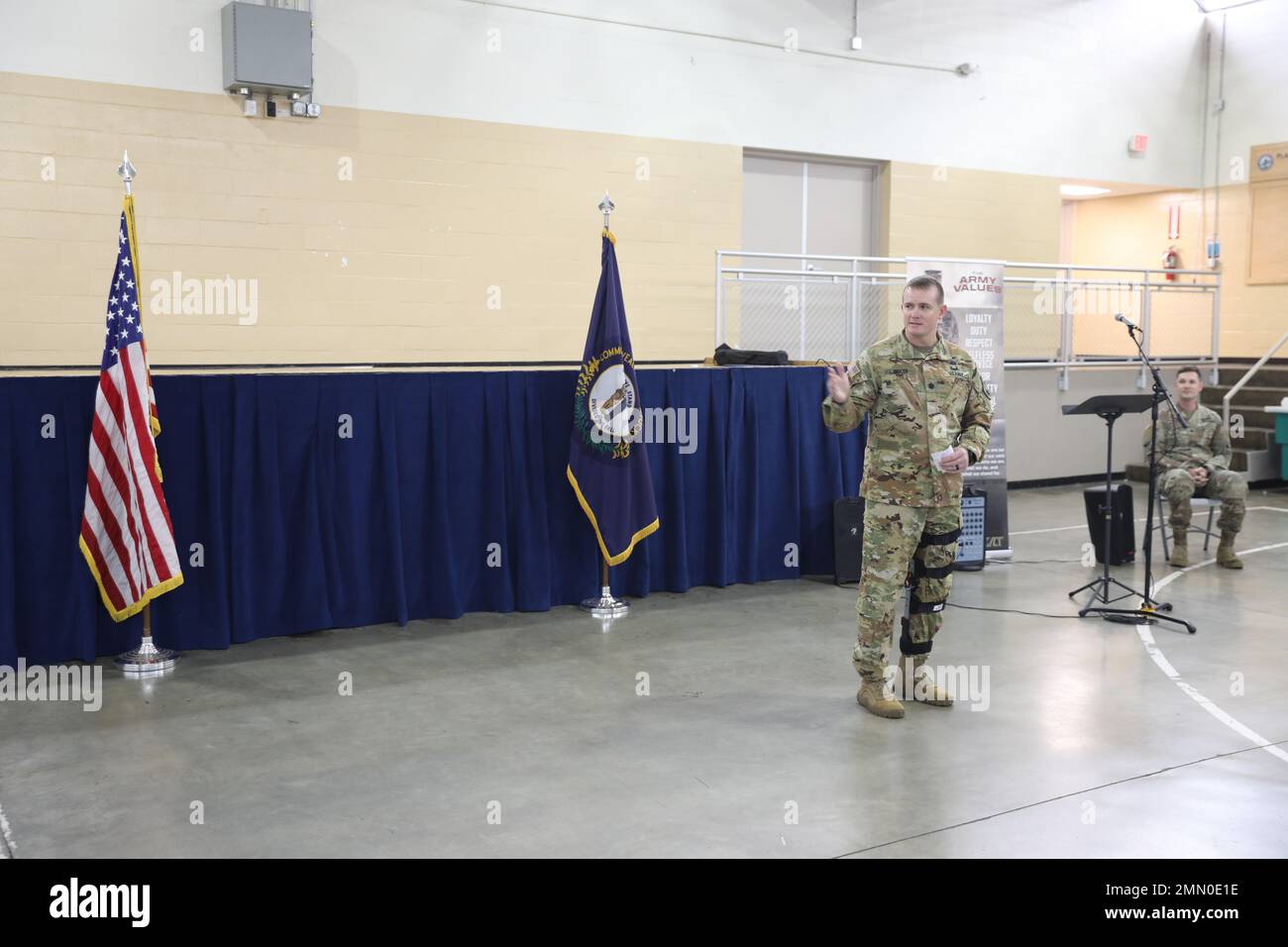 Le lieutenant-colonel Gabriel Spicer s'adresse à la bande de l'Armée de ...
