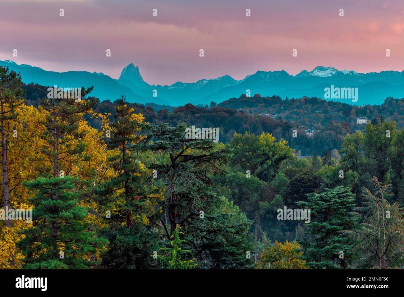 France, Pyrénées Atlantiques, Béarn, Pau, boulevard des Pyrénées, Vue ...
