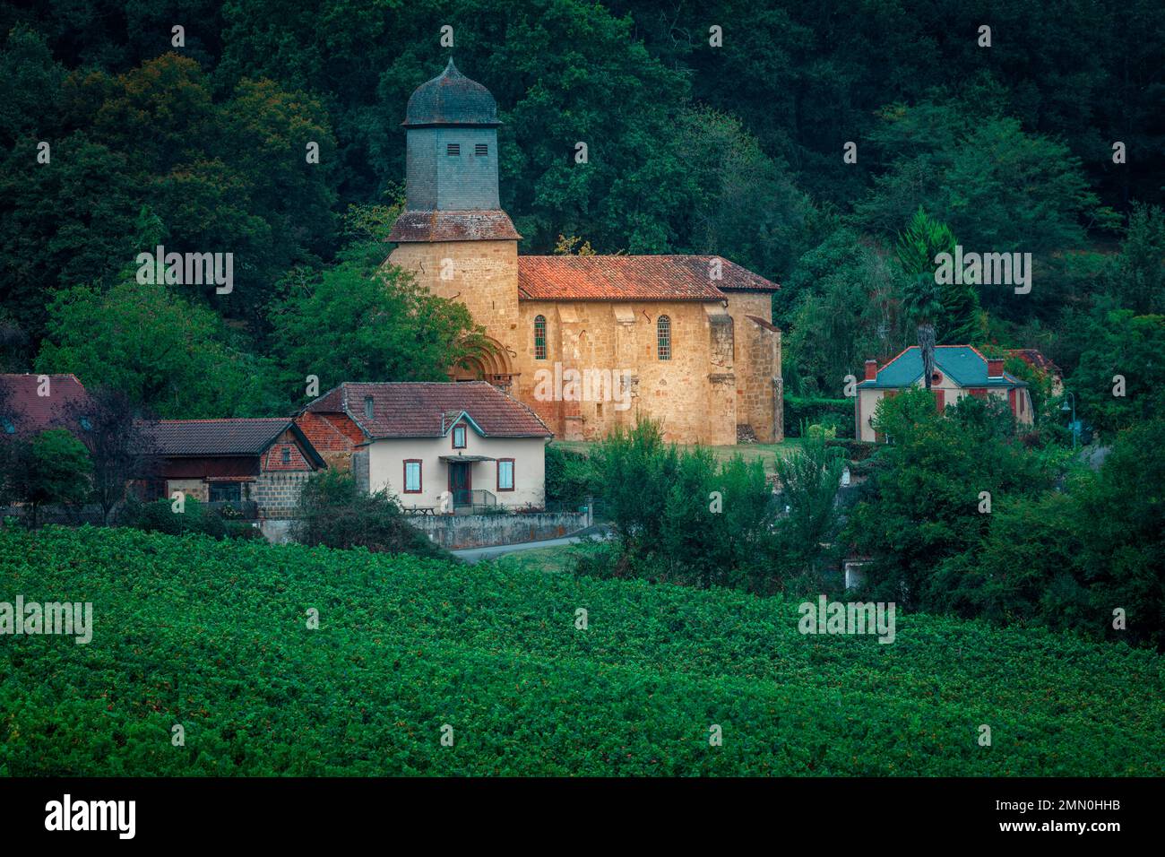 France, Pyrénées Atlantiques, Béarn, Dieusse, vue sur une chapelle ...