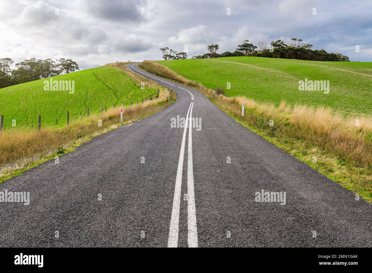 Route sinueuse à travers les fermes des collines d'Adélaïde pendant la ...