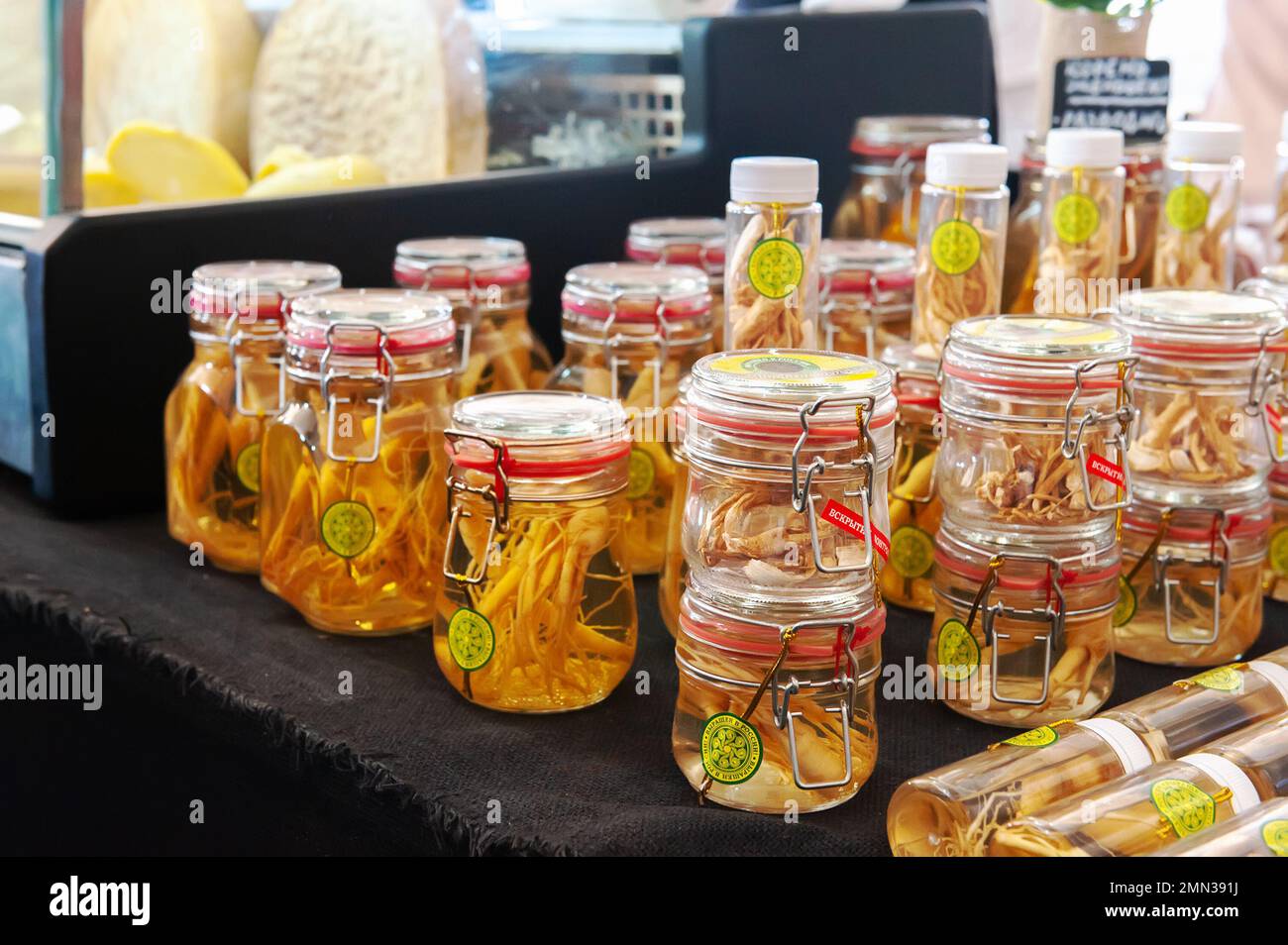 Racine de zhen shen dans un bocal Banque de photographies et d’images à haute résolution - Alamy