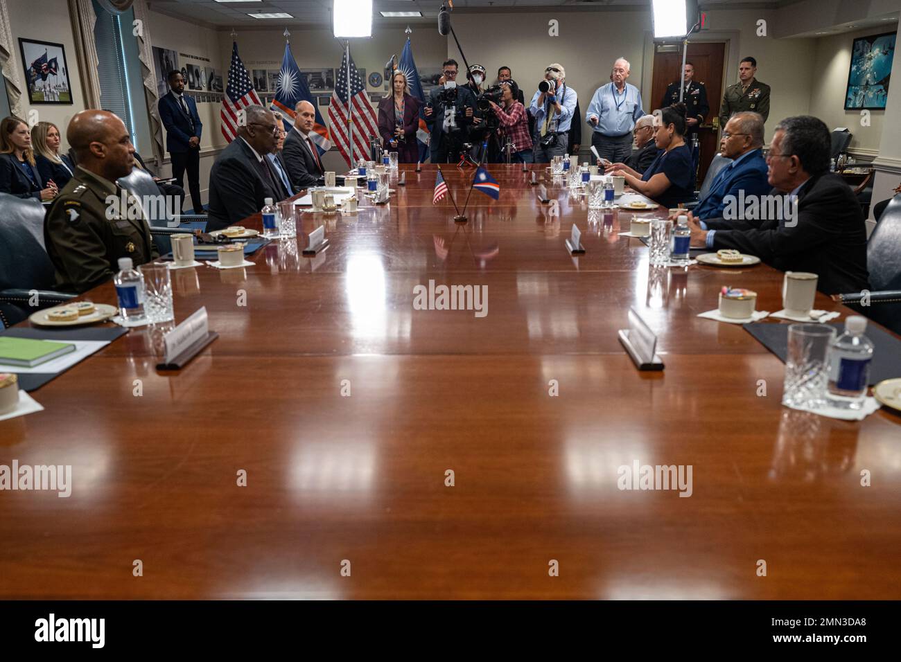 Le secrétaire à la Défense, Lloyd J. Austin III, salue le président de ...