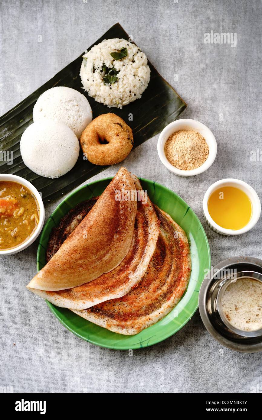 Petit-déjeuner végétarien indien du Sud Idli karam podi dosa sambar ...