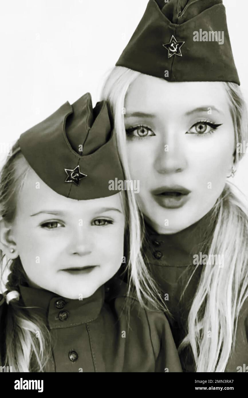Une femme militaire russe pose un portrait avec sa fille Photo Stock ...